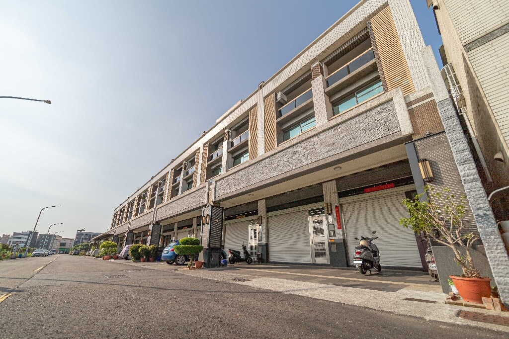 高雄市鳳山區二成街透天厝77期鳳翔大地坪面寬車墅 房屋出售 樂屋網