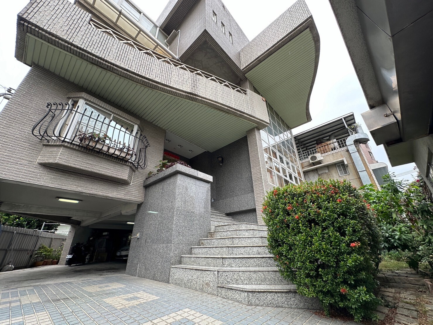 鳳山文山特區稀有百坪獨棟七車庫別墅 高雄市鳳山區買房子、房屋出售 樂屋網