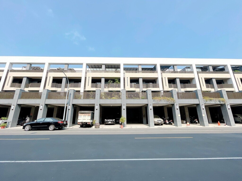 高雄市仁武區文學路一段透天厝仁武．隆大鳳凰霸氣臨路．電梯燙金店面 房屋出售 樂屋網
