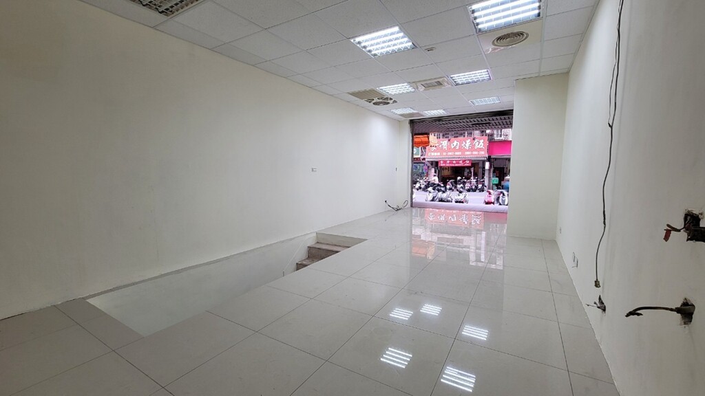 信義皇家新北市土城區學府路一段電梯大廈燙金店面雙層使用～中信陳筱芸 房屋出租 樂屋網