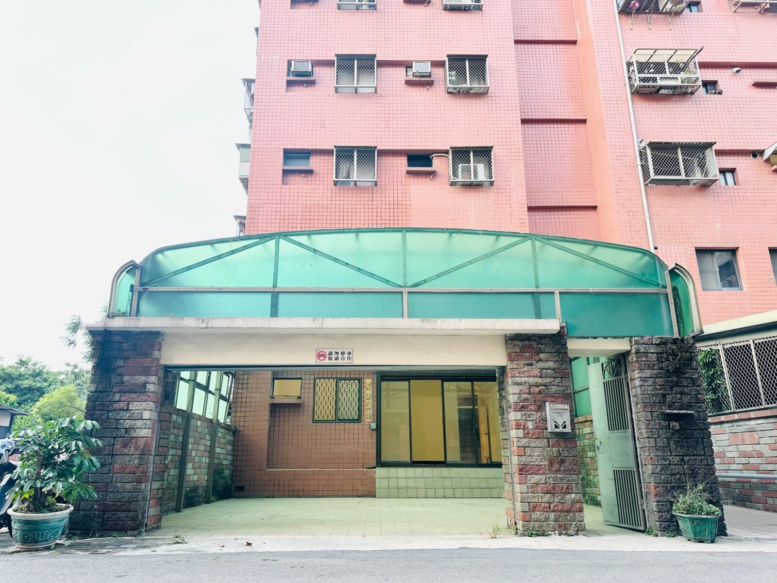 公園第一樓高雄市楠梓區德民路透天厝德民商圈大面店-獨立可停3車庫大空間41工作室住 房屋出售 樂屋網