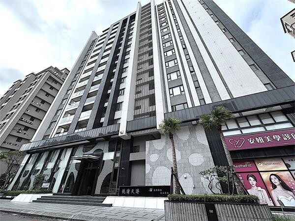 高雄市左營區華夏路電梯大廈r14巨蛋捷運商圈★精美度假3＋1房＋雙平車 房屋出售 樂屋網