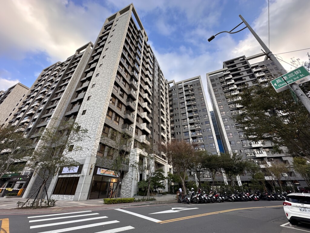 鴻築鴻典桃園市龜山區樂學路電梯大廈a7【鴻典】稀有格局21房2衛車 房屋出售 樂屋網