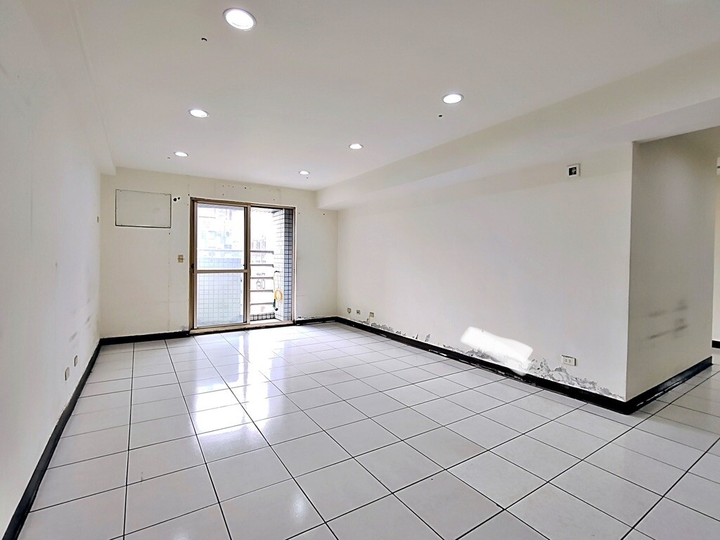 台北加州a區新北市新莊區新泰路電梯大廈新泰泳池明亮電梯4房車鑫典台灣房屋白小姐 房屋出租 樂屋網