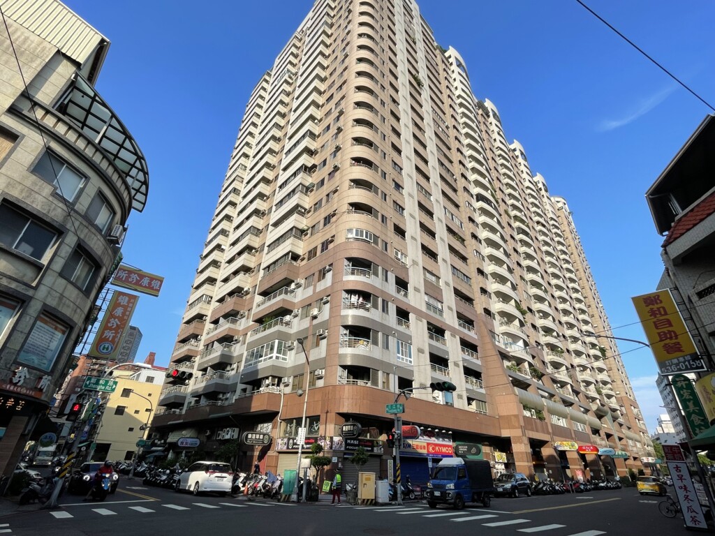 皇家貴賓高雄市前鎮區民權二路電梯大廈獅甲站★皇家貴賓標準三房捷運宅車位 承辦人 房屋出售 樂屋網