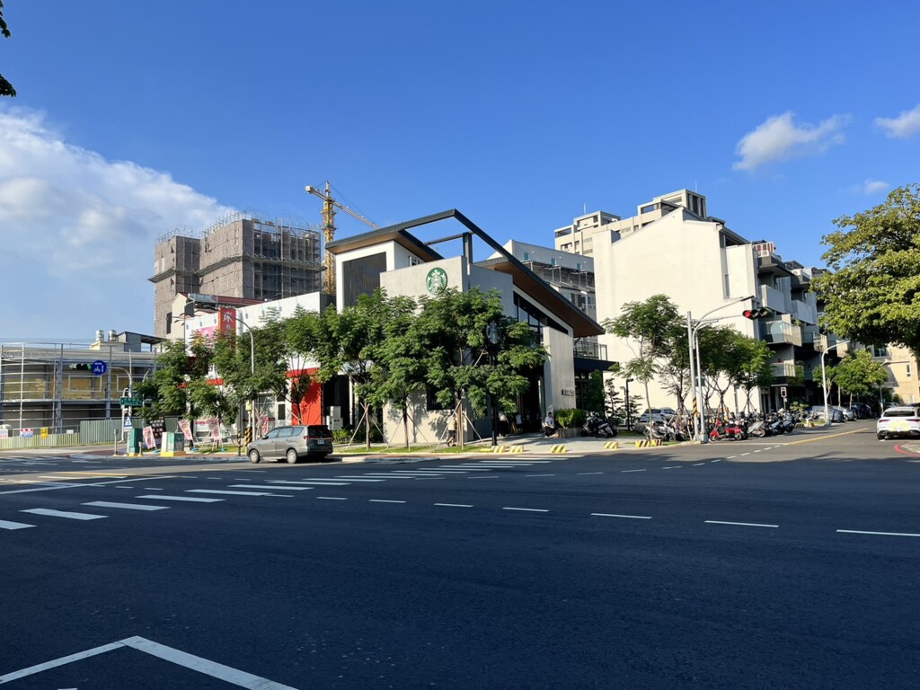 高雄市楠梓區大學南路透天厝獨家專約高大特區第一排大發利市金透店 房屋出售 樂屋網
