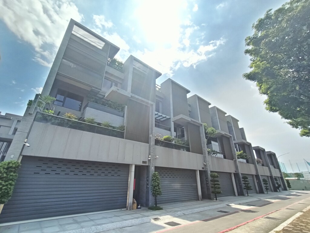 高雄市鳳山區頂新十街透天厝頂新商圈公園第一排 正五樓超美雙車墅 房屋出售 樂屋網
