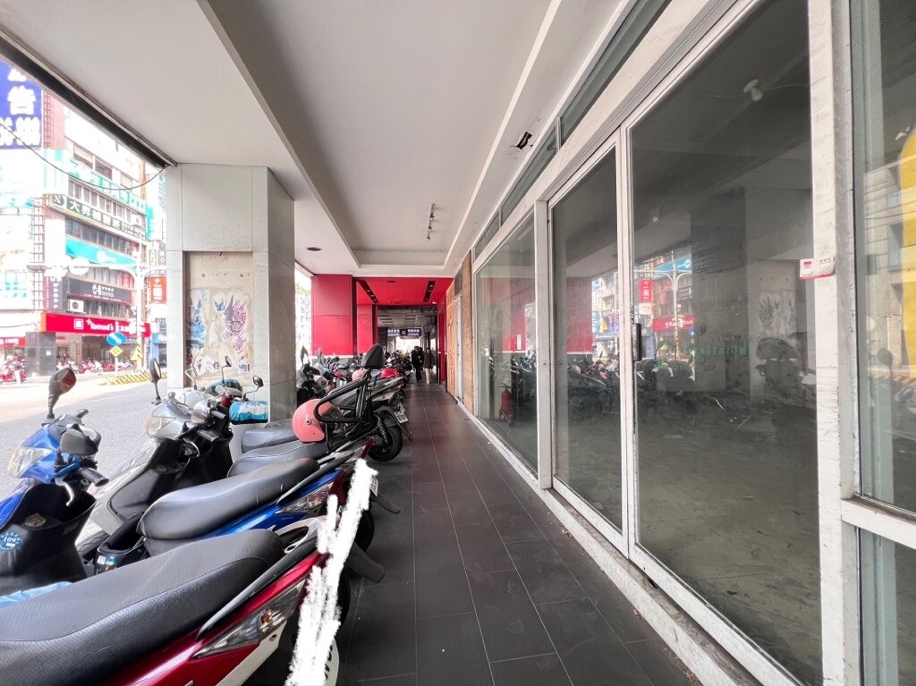 新北市新莊區中正路新莊捷運站一樓大面寬店面 誠可談出租 樂屋網