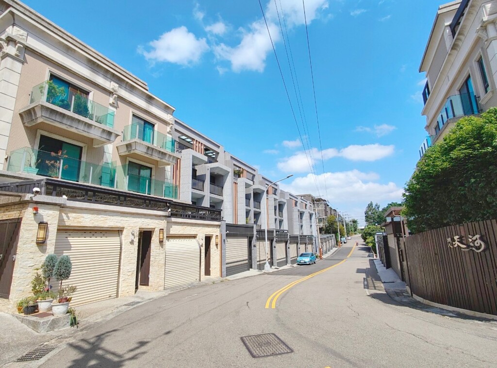台中市沙鹿區正英八街別墅臨路邊間美別墅、稀有釋出、獨院雙併 房屋出售 樂屋網