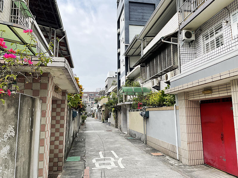 R14漢神巨蛋輕軌瑞豐商圈面寬庭園別墅需整理 高雄市鼓山區買房子、房屋出售 樂屋網