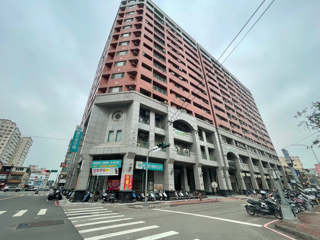 陽光普照台中市南區文心南十路電梯大廈專任屋主親戚！陽光普照綠園道旁次頂樓三房平車 房屋出售 樂屋網