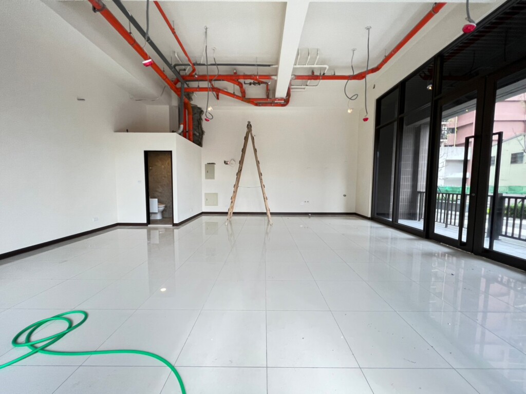 新竹縣竹北市北新一街電梯大廈水瀧重劃區全新三角窗金店面★平車★無增建 房屋出租 樂屋網