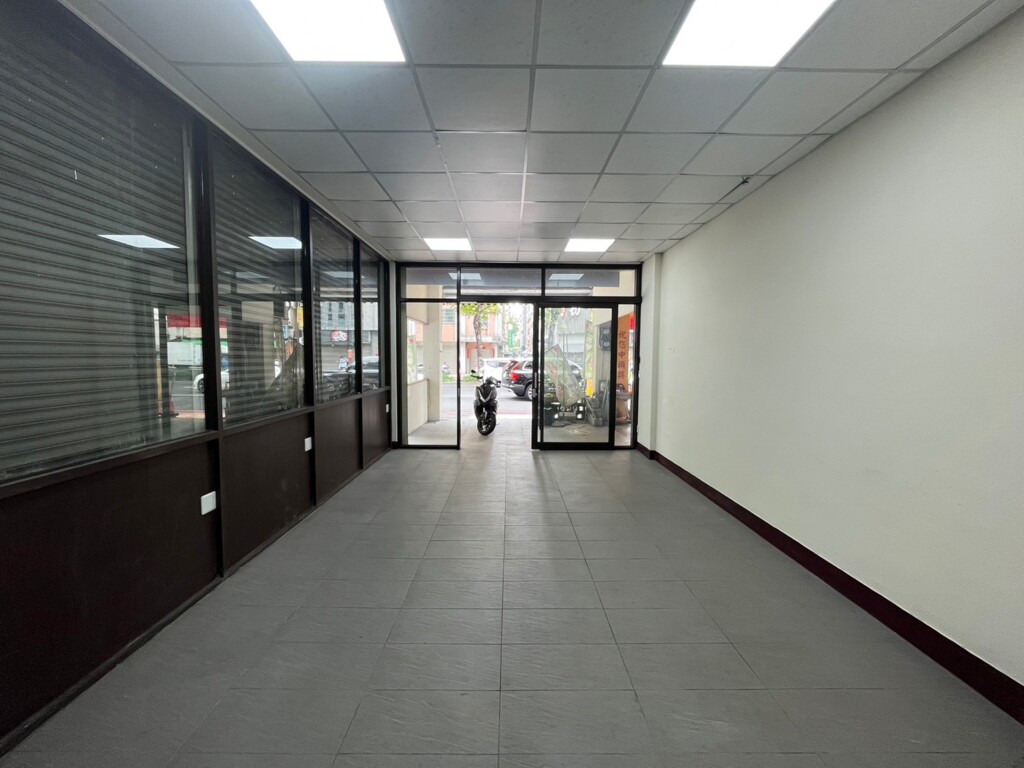 台中市西區忠明南路透天厝黃金店面 禁油煙 台水 電4 車流量超大 發財店面 房屋出租 樂屋網