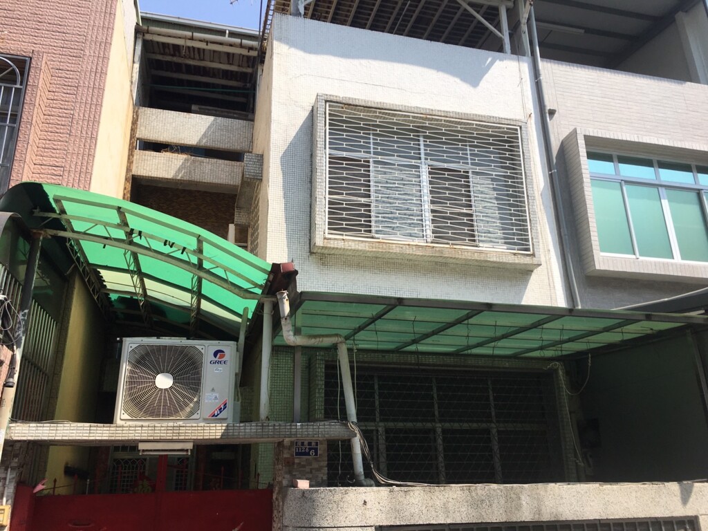 高雄市鳳山區漢慶街透天厝鳳山區│近輕軌衛武營大面寛可改車庫透天 房屋出售 樂屋網