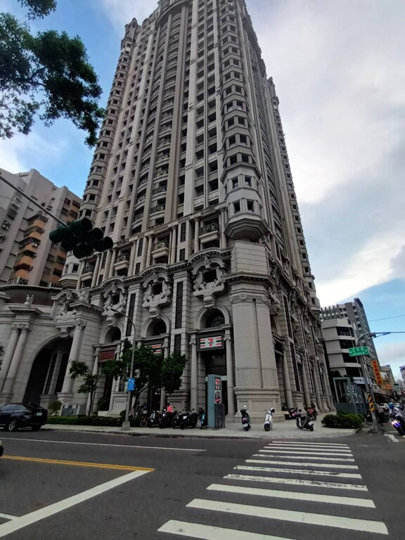 龍騰城堡高雄市三民區正忠路電梯大廈尊貴豪邸~龍騰城堡四房雙平車樓中樓 房屋出售 樂屋網