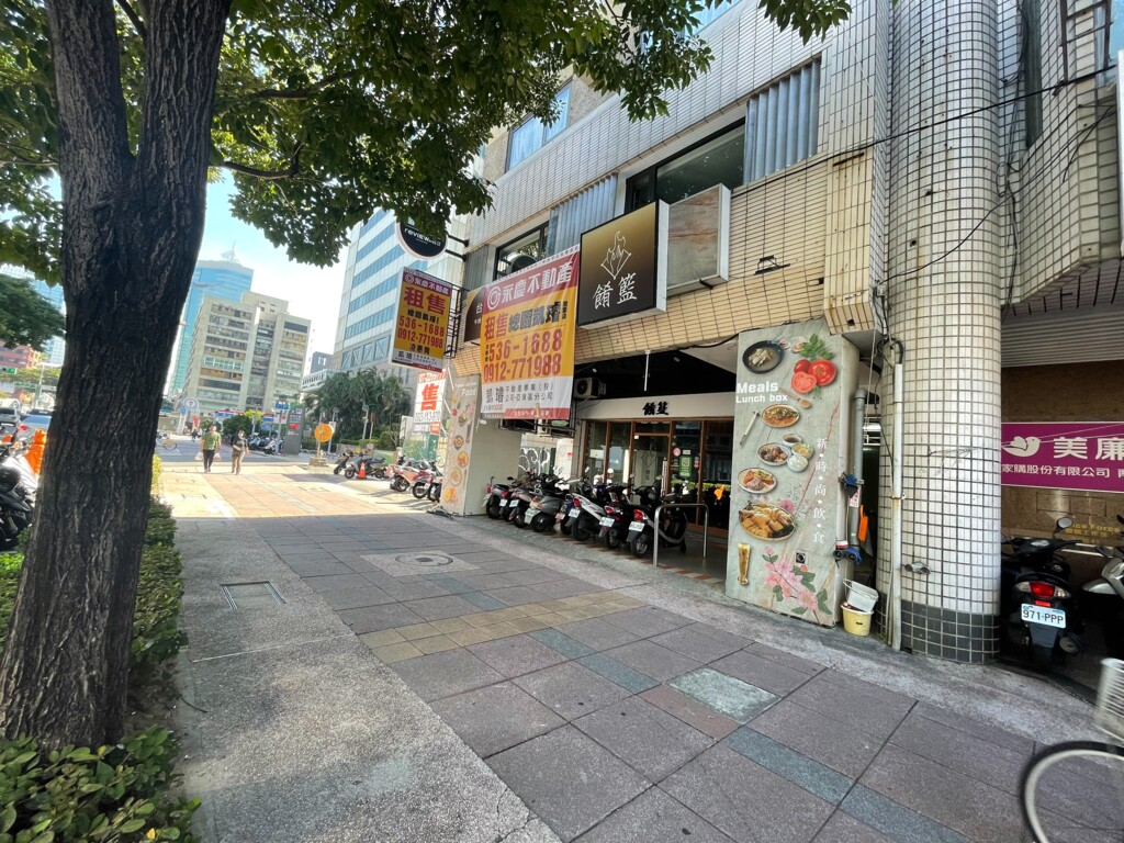 高雄市新興區中正三路電梯大廈信義國小捷運 中正路上大店面 房屋出租 樂屋網