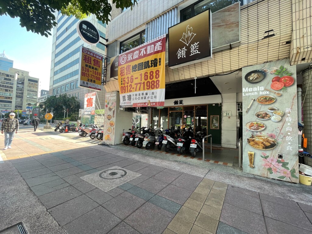 高雄市新興區中正三路電梯大廈信義國小捷運 中正路上大店面 房屋出租 樂屋網