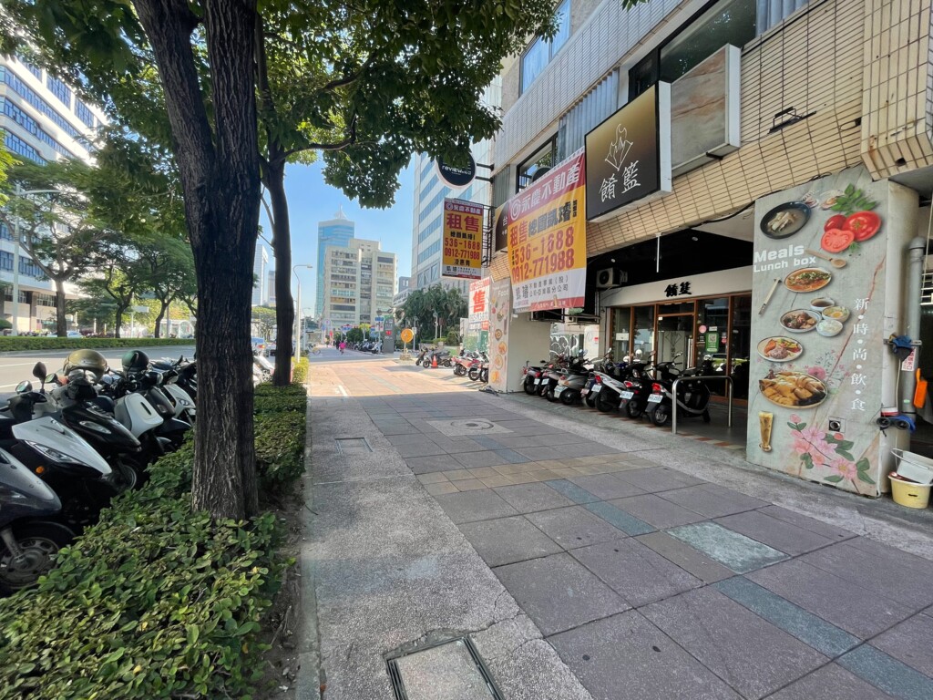 高雄市新興區中正三路電梯大廈信義國小捷運 中正路上大店面 房屋出租 樂屋網