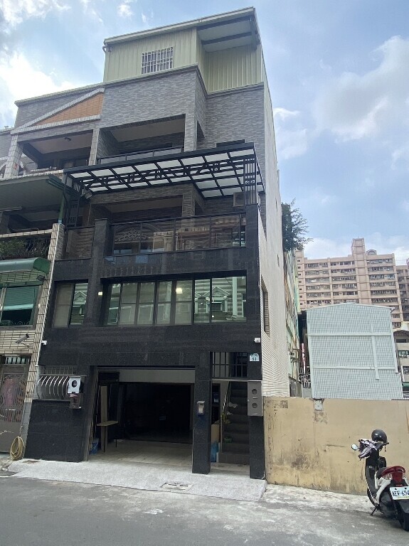 臨小港醫院漢民國小邊間翻新透天車墅 高雄市小港區買房子、房屋出售 樂屋網