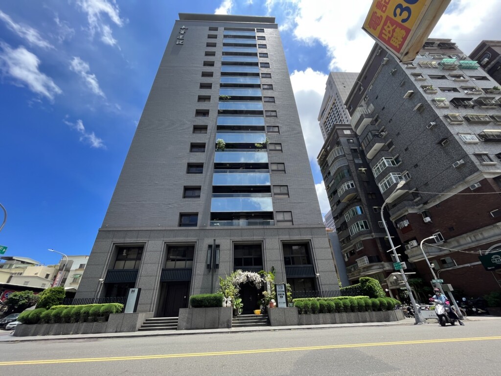 太普君品高雄市苓雅區興中一路電梯大廈三多商圈市政府燙金店面一樓夾層平車 房屋出租 樂屋網