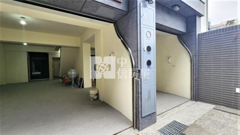 台中市南屯區新富路別墅單元二朝南邊間霸氣電梯別墅 房屋出售 樂屋網