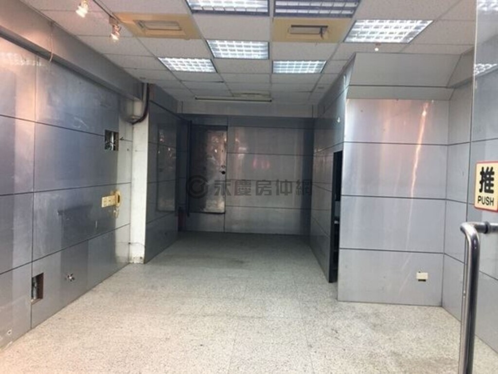 新新加坡台中市北區進化北路電梯大廈30米進化北路店面~近大潤發中華電信 房屋出售 樂屋網