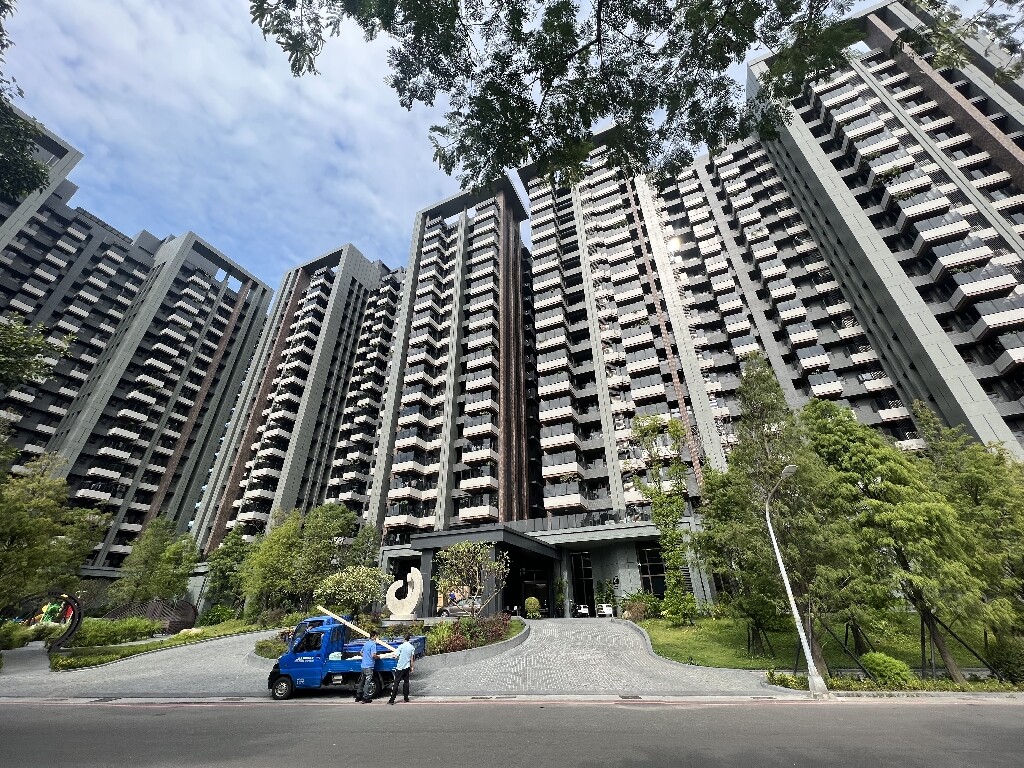 美術新天地 悅誠高雄市左營區勵志中街電梯大廈悅誠美術新天地|12米路雙面市|6米大面寬店面 房屋出租 樂屋網