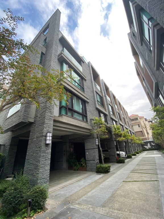 帝闊no2台中市南區德富路別墅朝南間間套房☘中山醫高工商圈大面寬邊間雙車電梯別墅 房屋出售 樂屋網