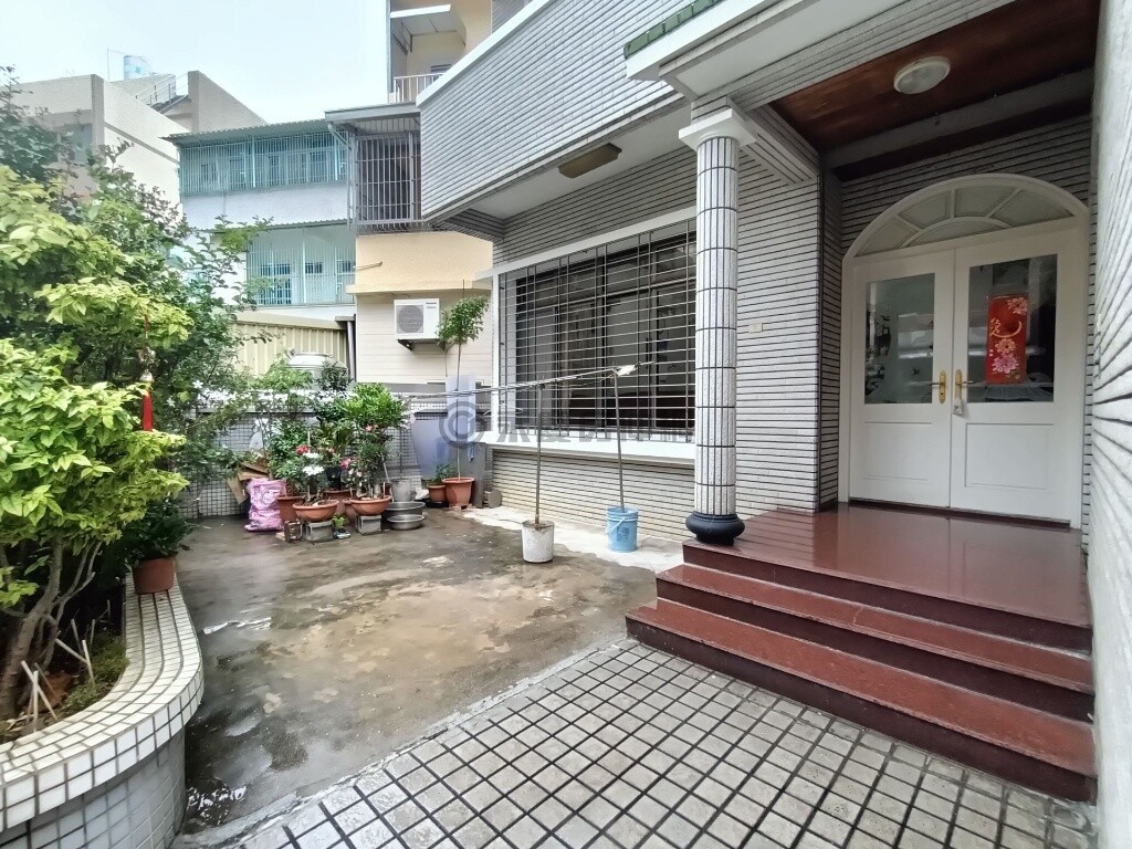 高雄市鼓山區建榮路透天厝美術館綠園道車站輕軌面寬大地坪獨棟車墅 房屋出售 樂屋網