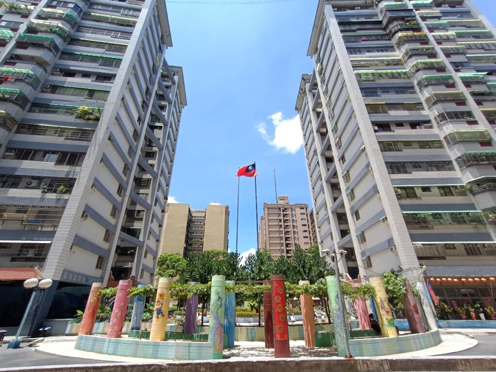翠峰國宅高雄市左營區翠峰路電梯大廈綠園道近美術館瑞豐巨蛋翠峰國宅四房 房屋出售 樂屋網