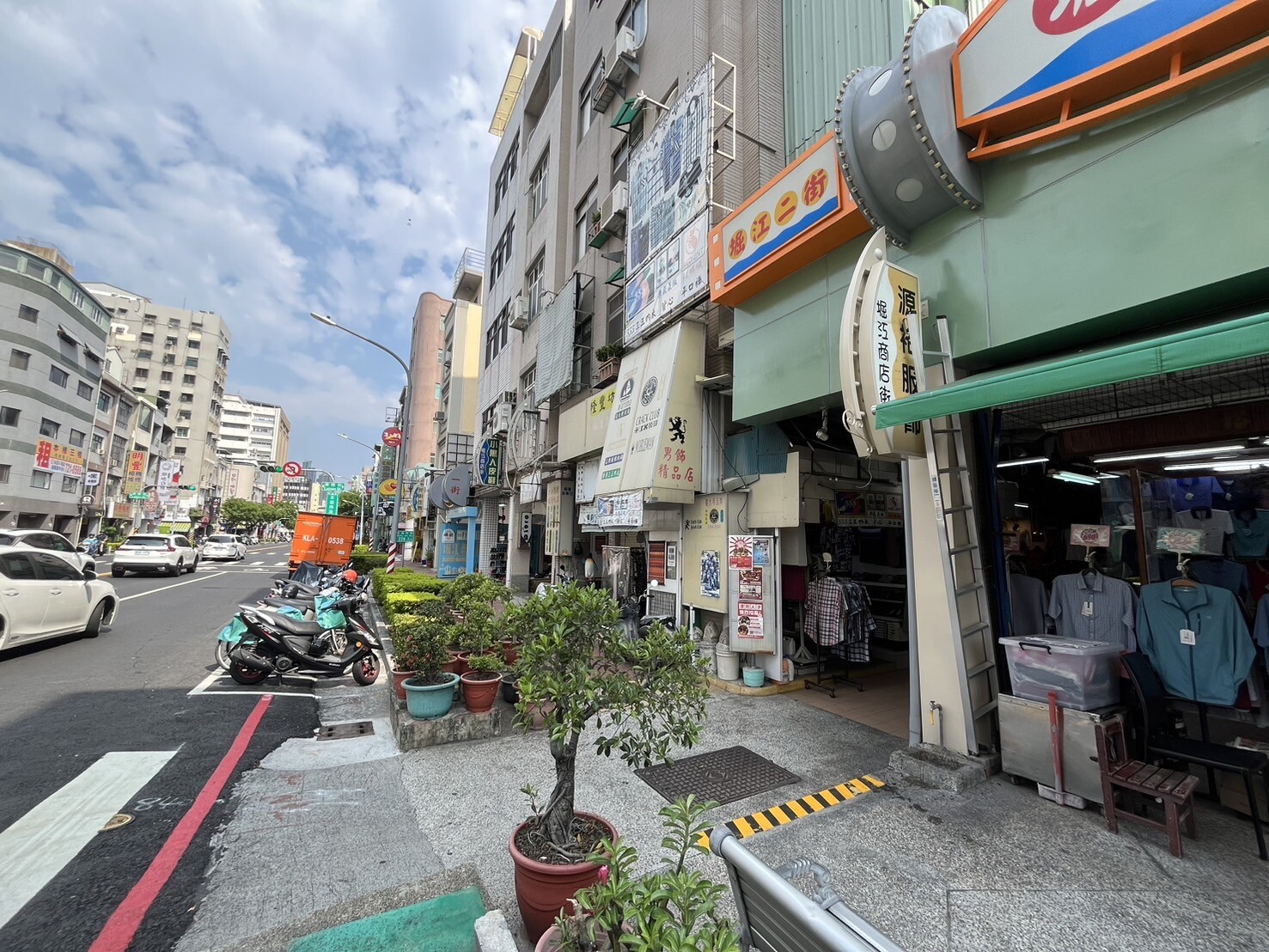 高雄市鹽埕區五福四路堀江正有市面寬騎樓店面1 F騎樓地下室2出租 樂屋網