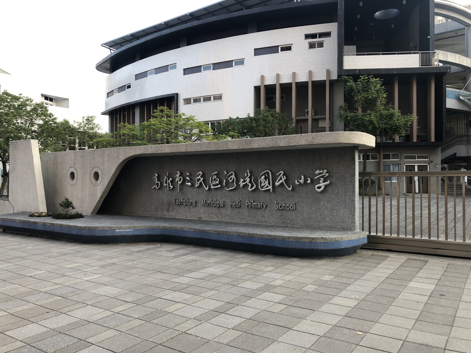 河堤世界地上權高雄市三民區明仁路電梯大廈河堤世界高樓2房平車 房屋出售 樂屋網