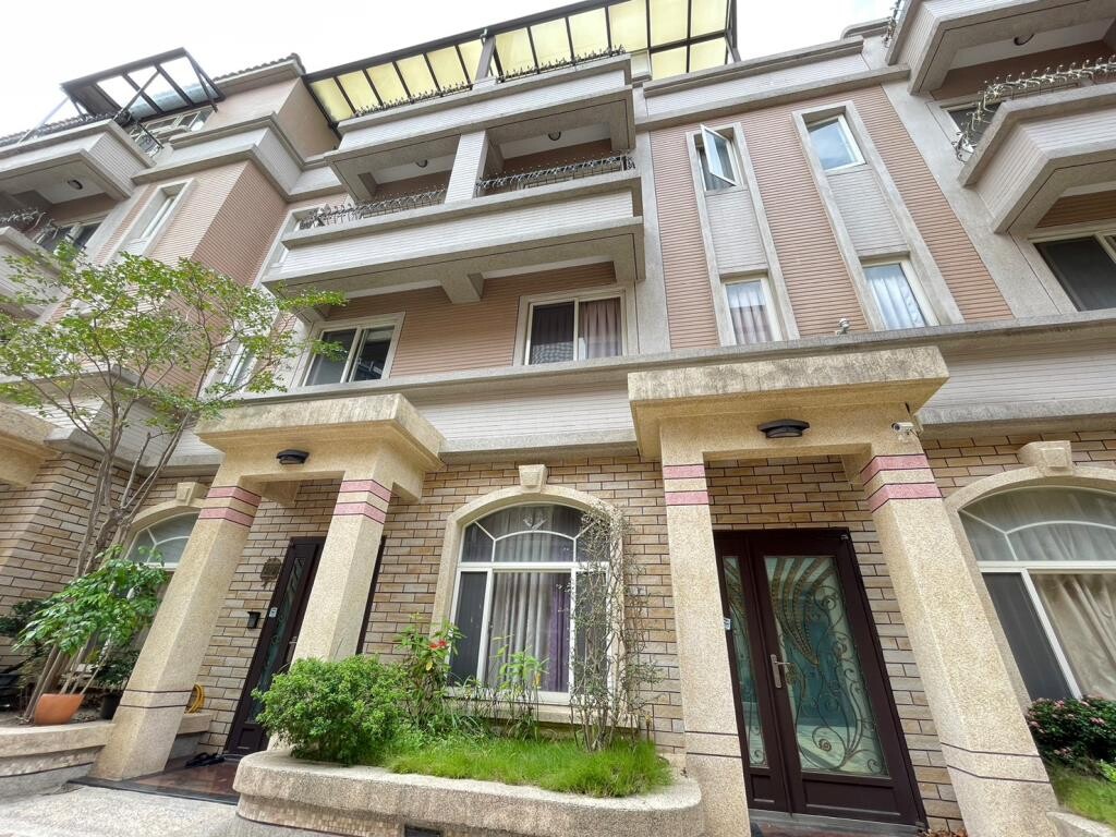 康莊桃園市中壢區松德路別墅過嶺稀有美別墅,地下室可併排停兩台車,有個小花園 房屋出售 樂屋網