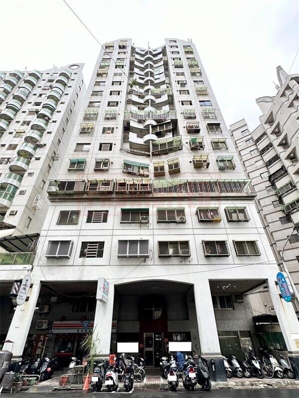 近輕軌鼎山街站〡鼎山家樂福〡五米大面寬臨路店面 高雄市三民區買房子、房屋出售 樂屋網