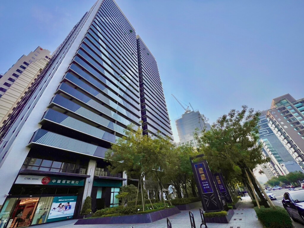 龍騰高雄市鼓山區明誠四路電梯大廈美術館｜五年屋全新永久景觀四面採光雙平車豪邸 房屋出售 樂屋網