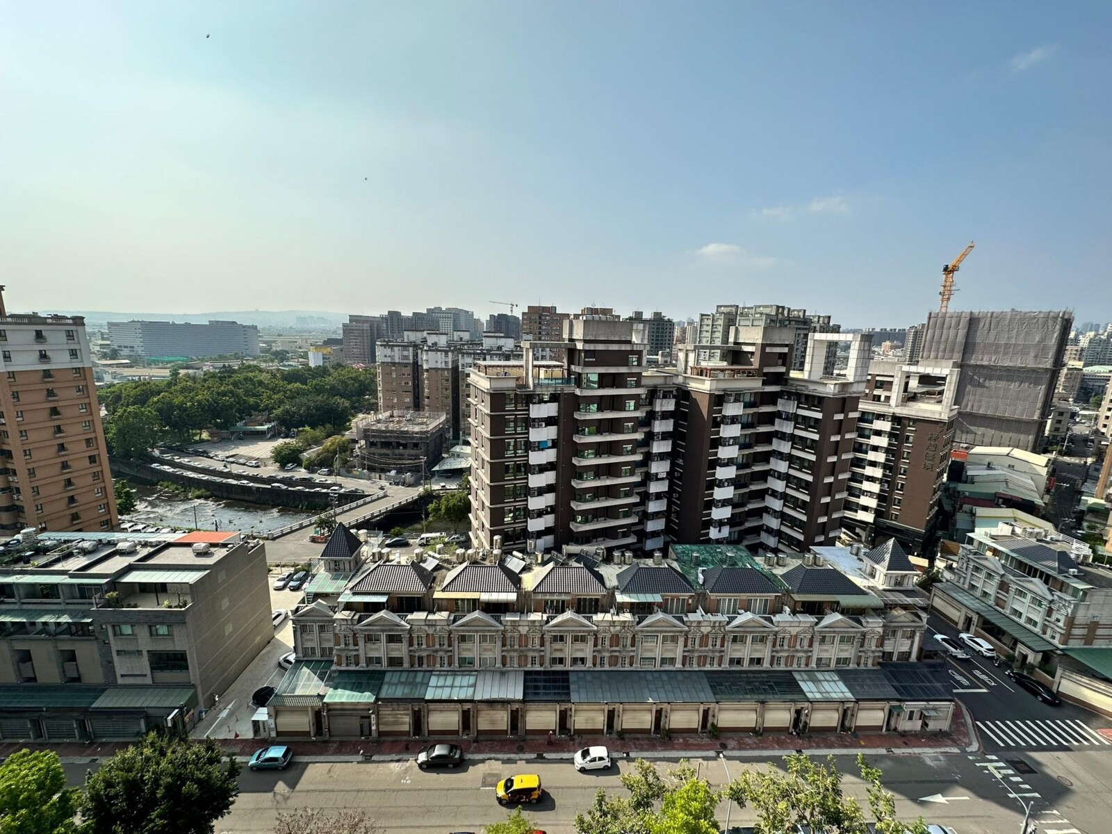 陽光普照台中市南區文心南十路電梯大廈【中山醫】大慶捷運次頂樓三房平車視野戶 房屋出售 樂屋網