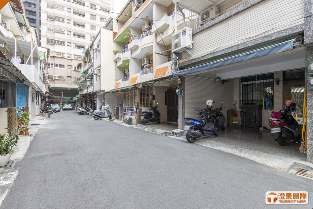 高雄市三民區民族一路透天厝民族大樂旁車庫透天厝 大樂 河堤國小 鼎金 國道 房屋出售 樂屋網