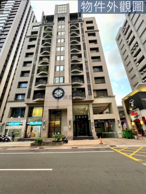 巨蛋首席高雄市左營區新榮街電梯大廈正巨蛋第一排唯一釋出大露臺景觀樓中樓平面大車位 房屋出售 樂屋網