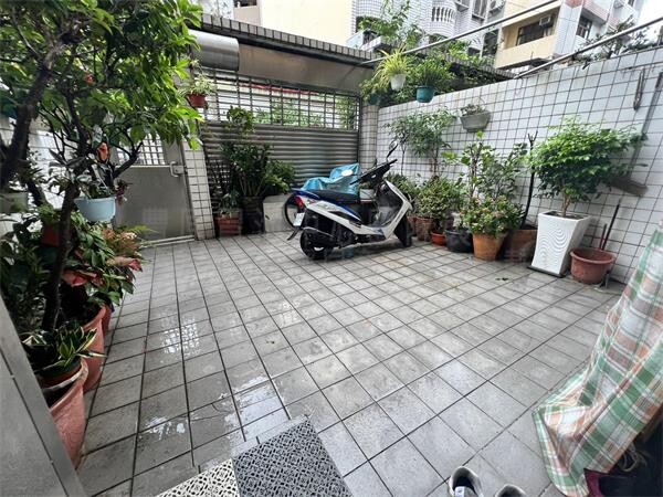 台中市西區三民西路透天厝五權車站旁 溫馨車庫透天 房屋出售 樂屋網