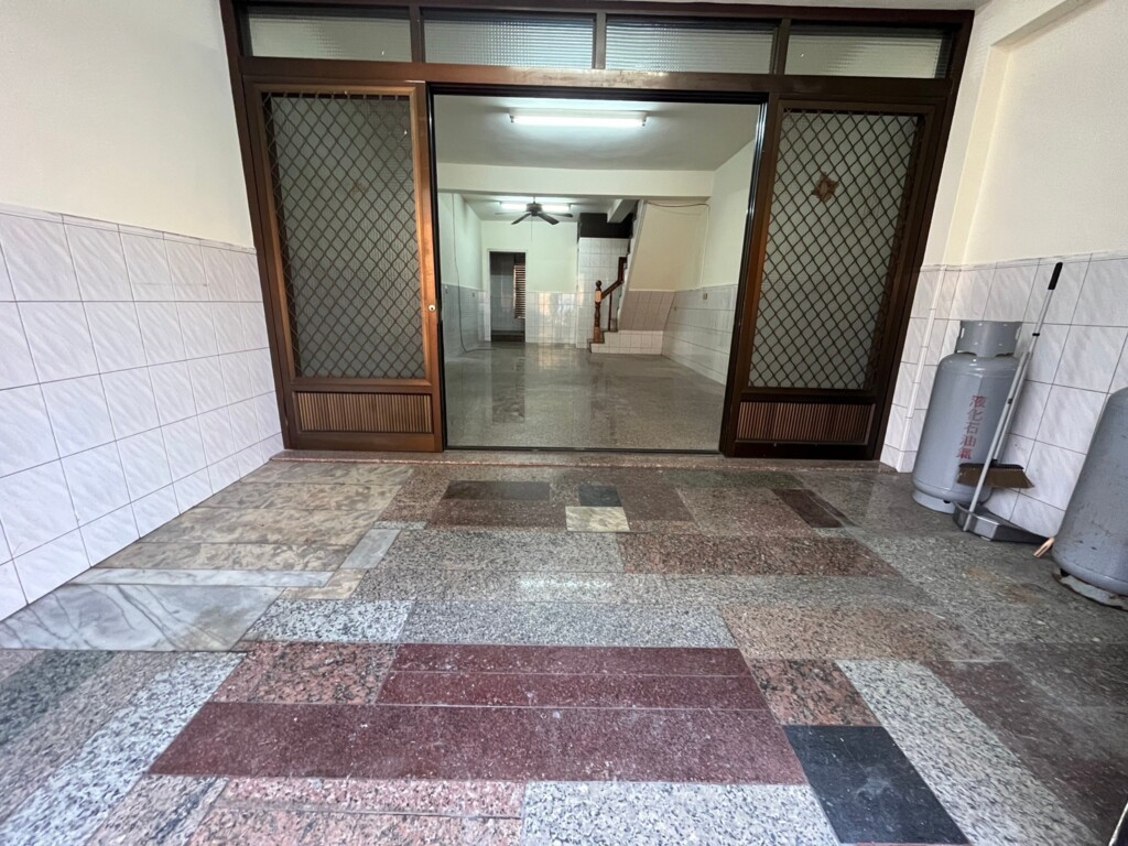 高雄市前鎮區衙東街透天厝前鎮高中捷運可停車透天~建物未保存登記 房屋出售 樂屋網
