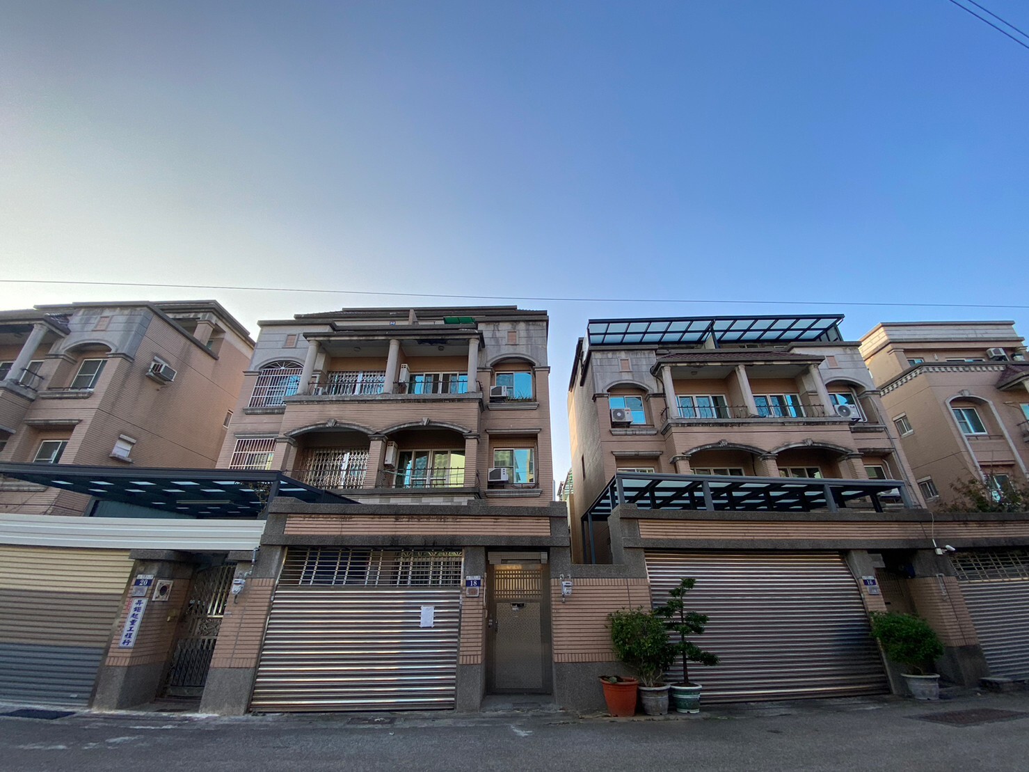 台中市沙鹿區六路十一街別墅【買房找阿寶】臨路牌樓別墅，三面採光，5套房 房屋出售 樂屋網