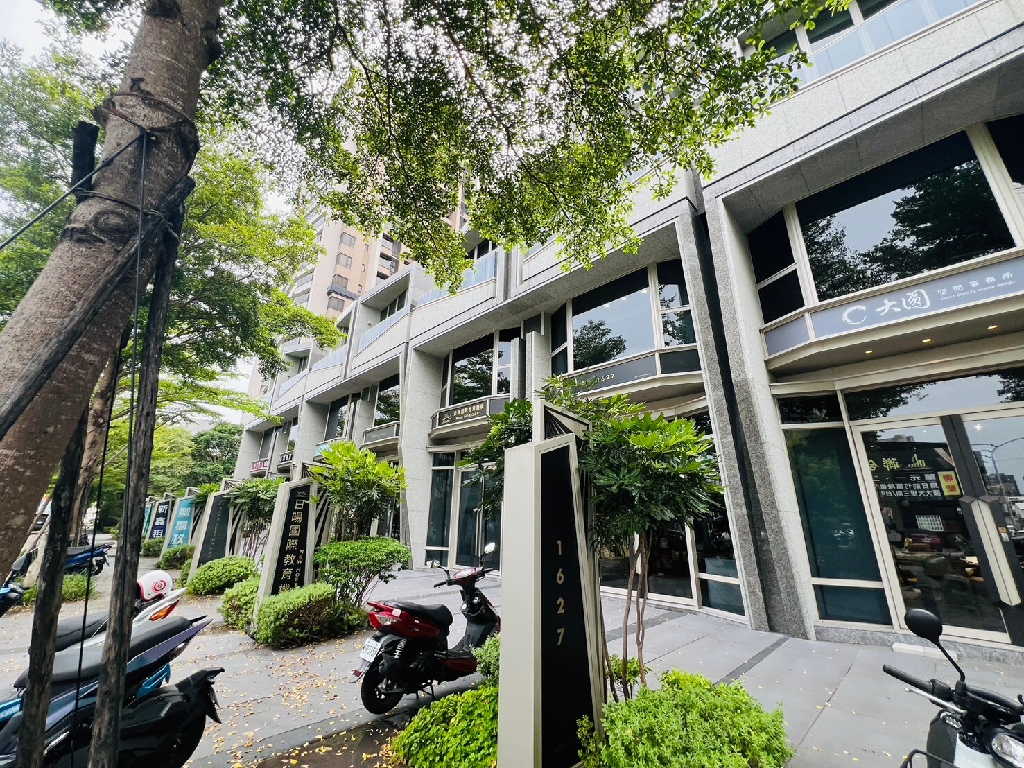 台中市南屯區龍富路四段單元二精銳雲五米大面寬質感精品店面附雙平車位出租 樂屋網