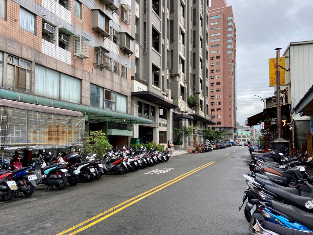 登科鴻運大樓台中市西區日興街電梯大廈西區。絕版★5米面寬★商業住商2用樓店 房屋出售 樂屋網