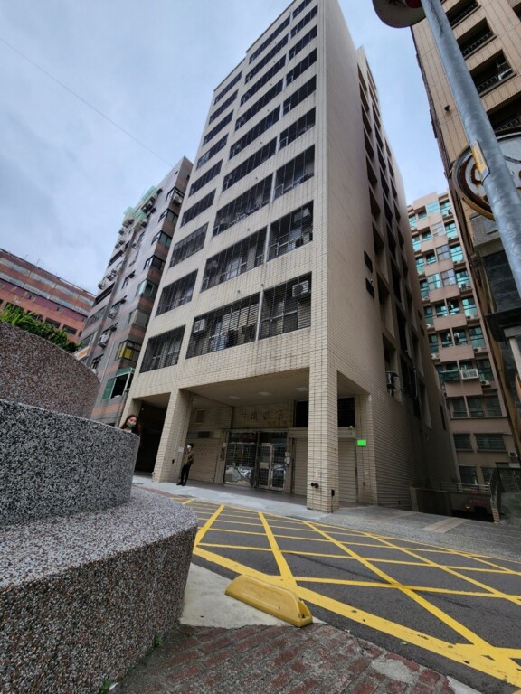 公園雅築新竹縣竹北市縣政八街電梯大廈家樂福樓中樓室內機車位 房屋出售 樂屋網