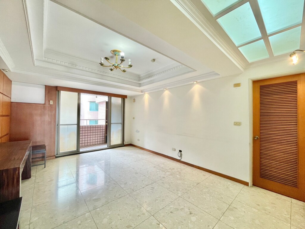 寶輝大官邸台中市南屯區大進街電梯大廈寶輝建設|南北向超讚|大坪數|三代同堂沒問題 房屋出售 樂屋網