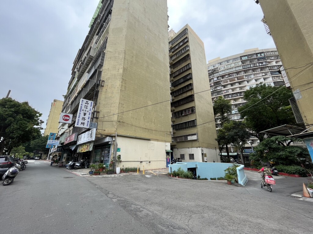 果貿國宅高雄市左營區果峰街電梯大廈果貿商圈超優質超便宜明亮電梯大樓 房屋出售 樂屋網