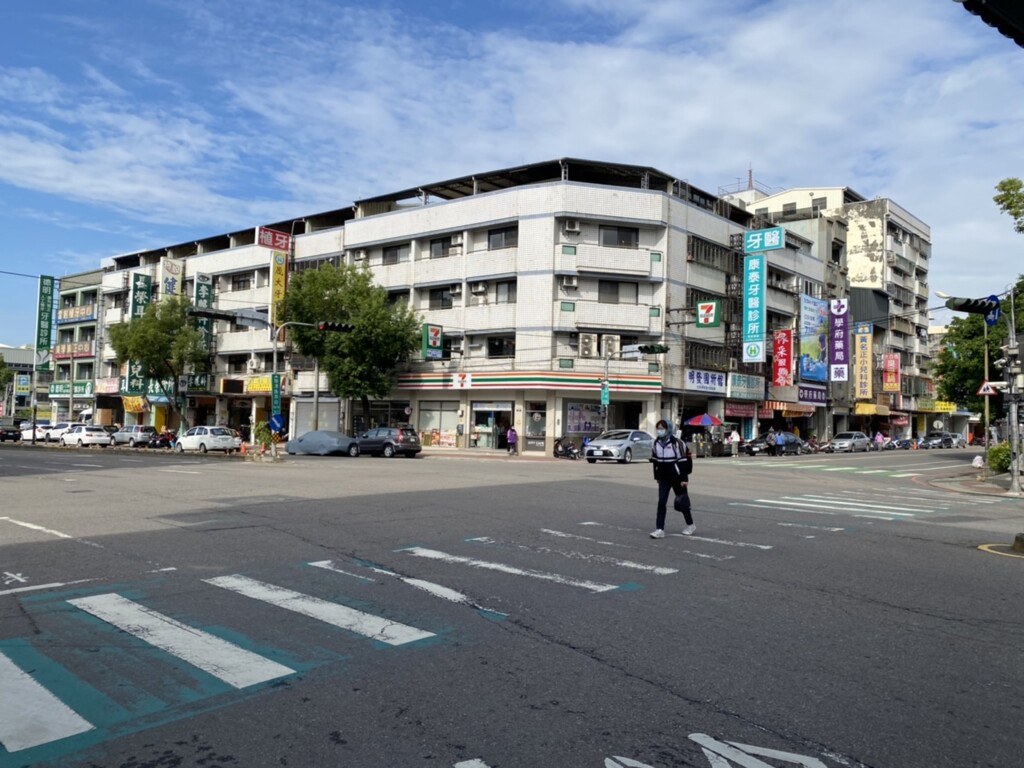 台中市大雅區學府路華廈學府店面出租～正學府路上！座擁人潮開店首選！ 房屋出租 樂屋網