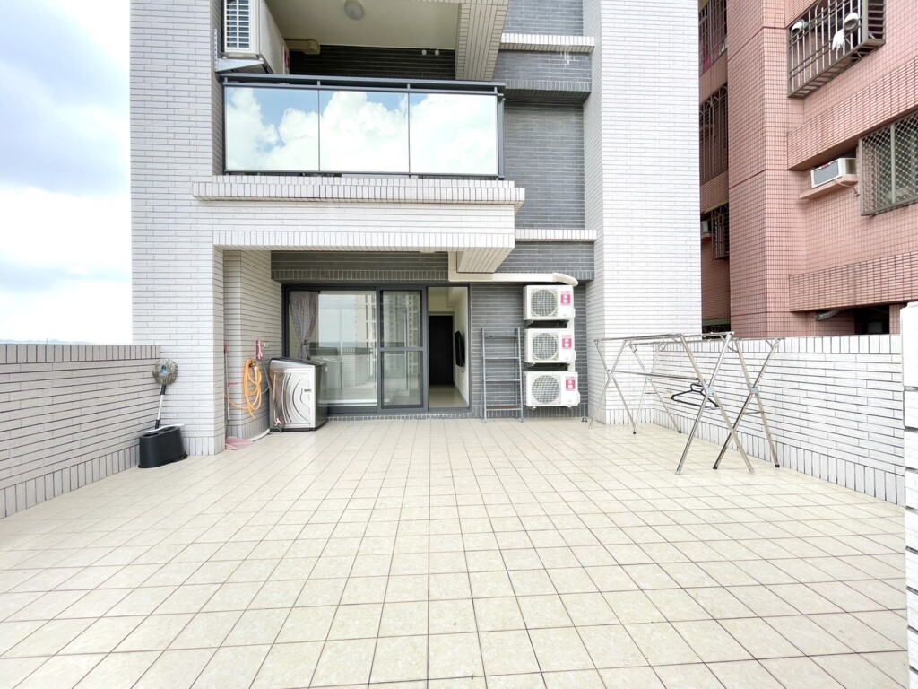 高雄市楠梓區楠盛街電梯大廈達園星鑽│三面採光雙套房配超大露臺 房屋出售 樂屋網