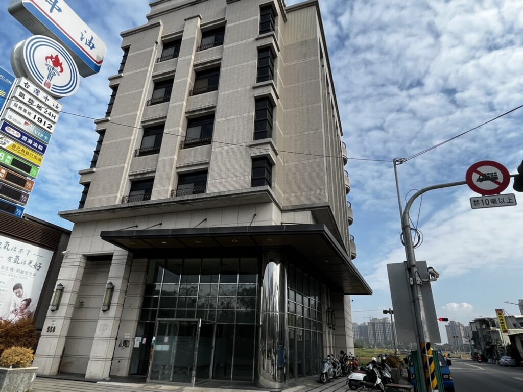 高雄市前鎮區凱旋四路,透天厝,(租)捷運R6輕軌C3站氣派獨棟電梯大店辦+7車位 | 房屋出租 | 樂屋網