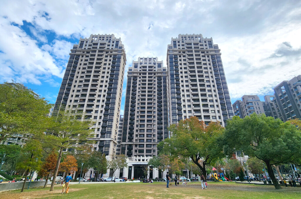 豐邑1第新竹市東區關新東路電梯大廈日光公園豐邑一第雙主臥大四房三車 慈妹精選 房屋出售 樂屋網